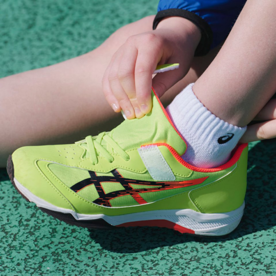 小学生男子に人気のスニーカーは？走りやすくてカッコいい靴おすすめ10選 - Koimana